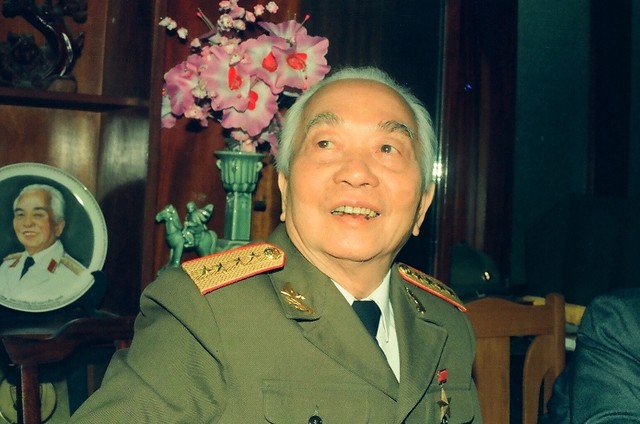 Emotional photos of General Vo Nguyen Giap taken by Tran Hong
