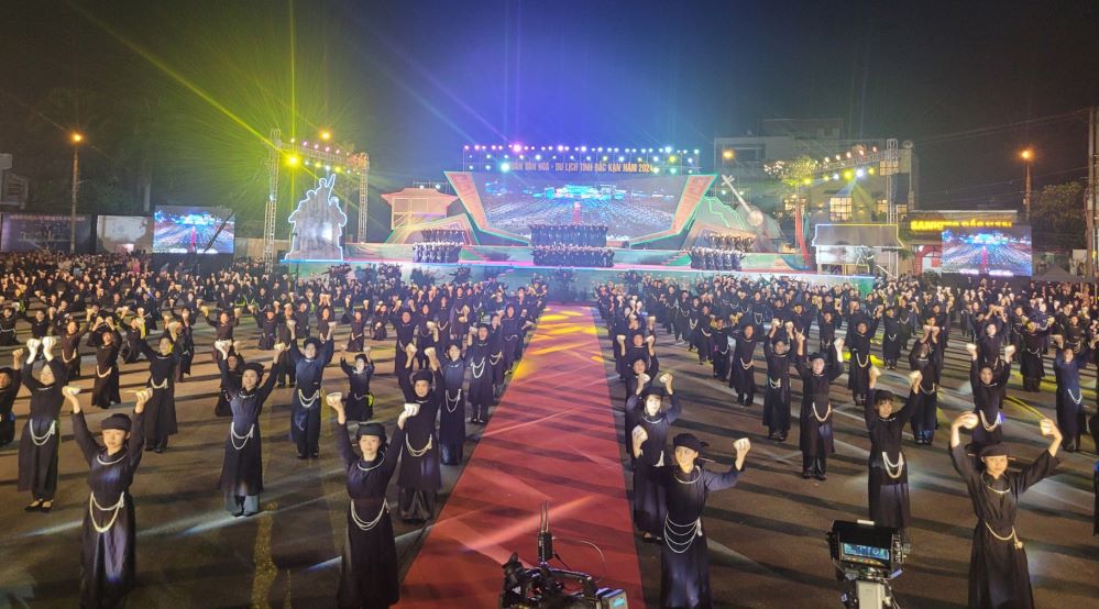 Local cultural events draw large crowds of visitors on public holiday