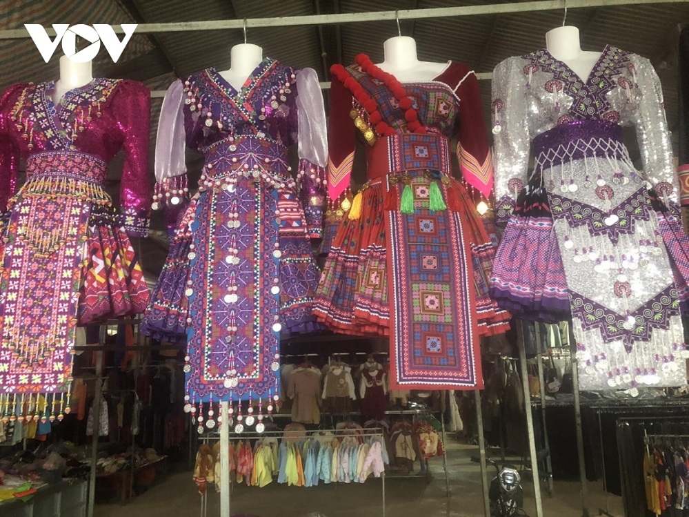 Thao Thi De keeps Mong traditional costumes alive