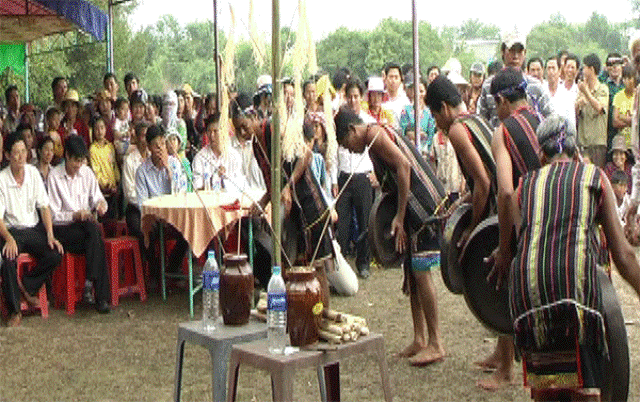 Tục "trả của, đáp lễ” trong đám cưới của người S'Tiêng