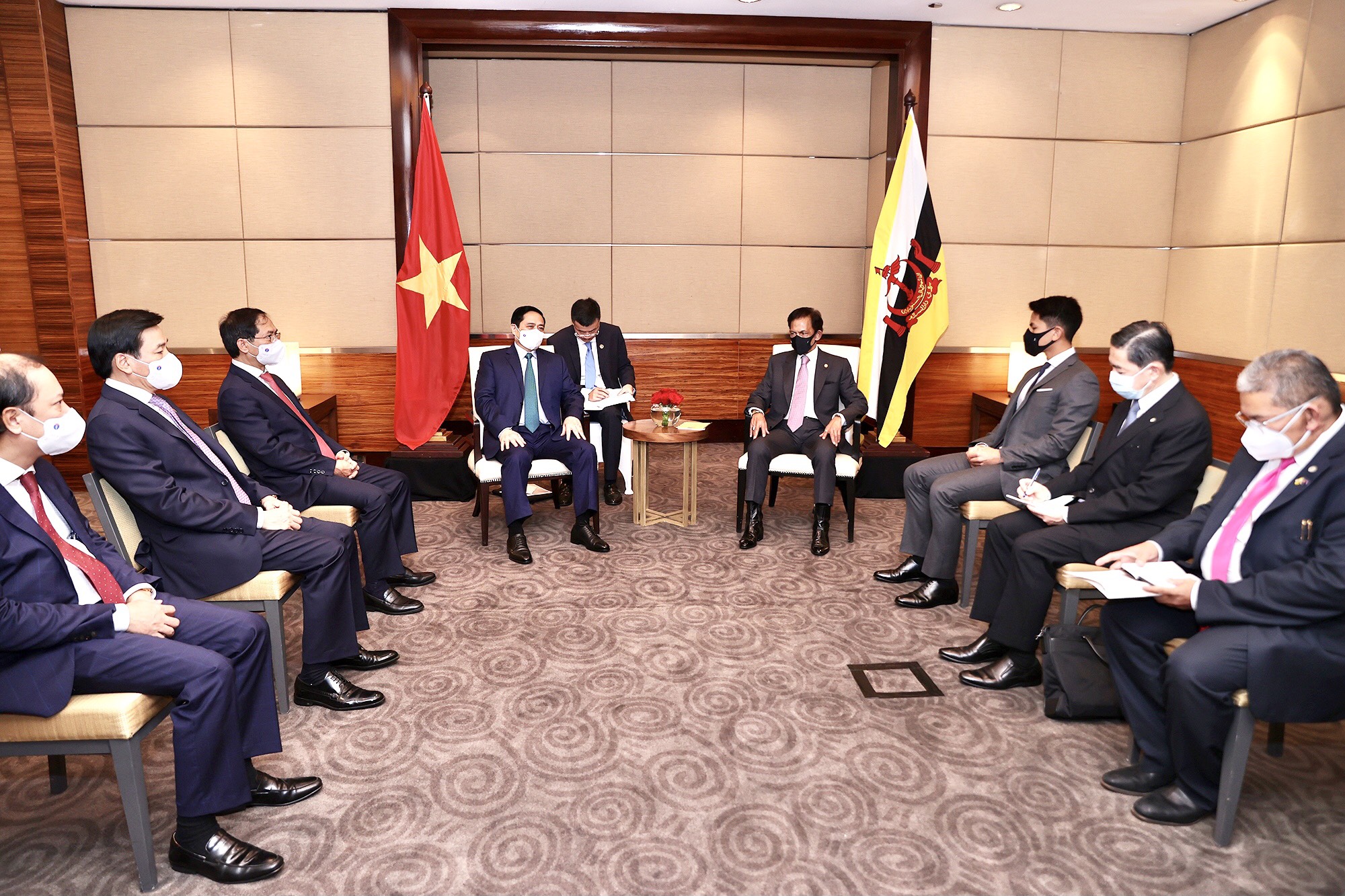 PM meets Sultan of Brunei on sidelines of ASEAN Leaders’ Meeting