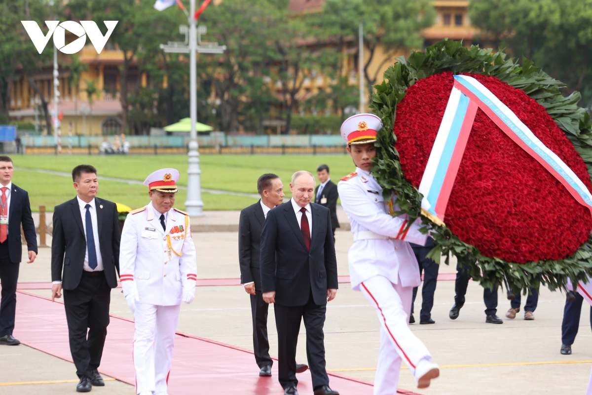 Vladimir Poutine rend hommage au Président Hô Chi Minh