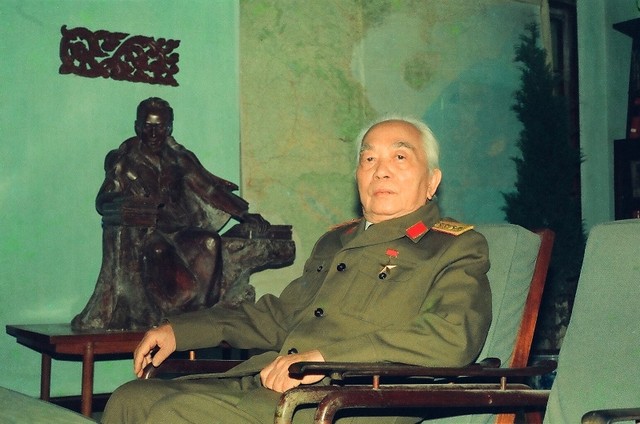 General Vo Nguyen Giap in the lenses of Tran Hong