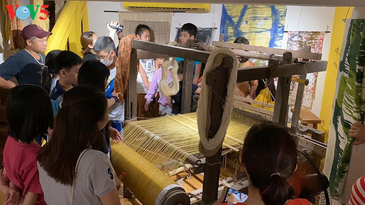 Children learn about Vietnamese silk weaving