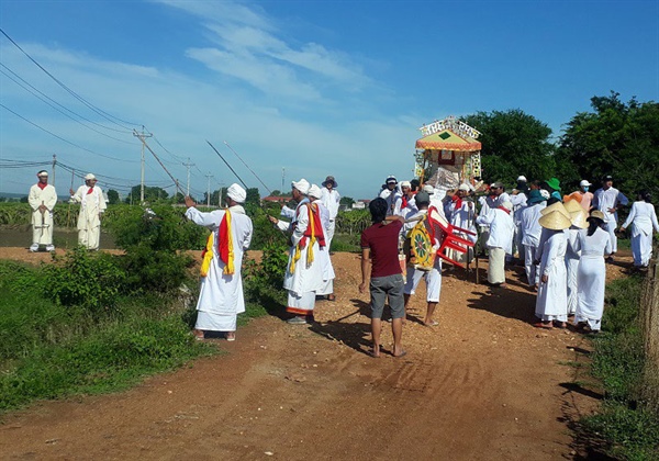 Cham people refine worshipping rituals