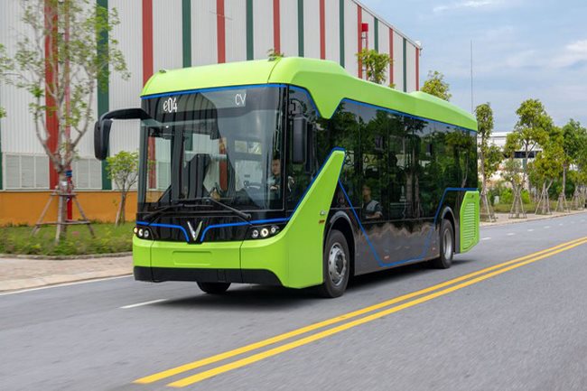 Vinfast test runs first e-bus within its factory